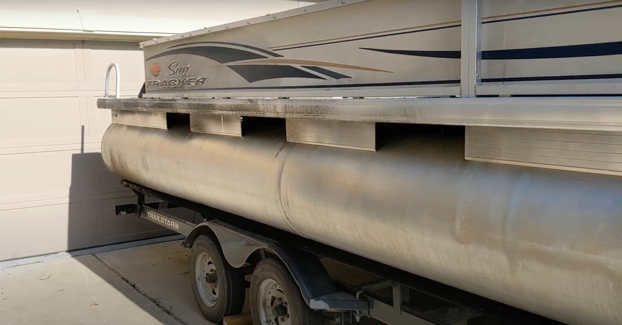 How to Properly Anchor a Pontoon Boat [6 Simple Steps] - Pontooners